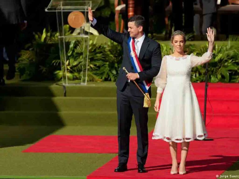 Santiago Peña investi président du Paraguay - Édition française ...